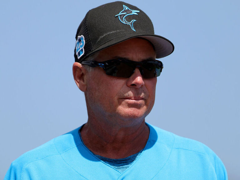 Marlins 3rd base coach Reed fractures leg when struck by foul ball ...