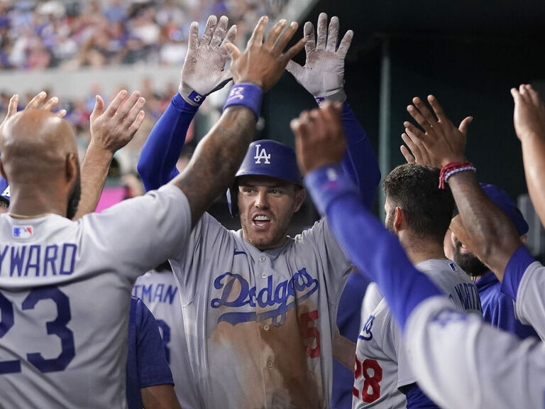 Freeman hits 2 of Dodgers' 5 HRs in rout of Rangers | theScore.com