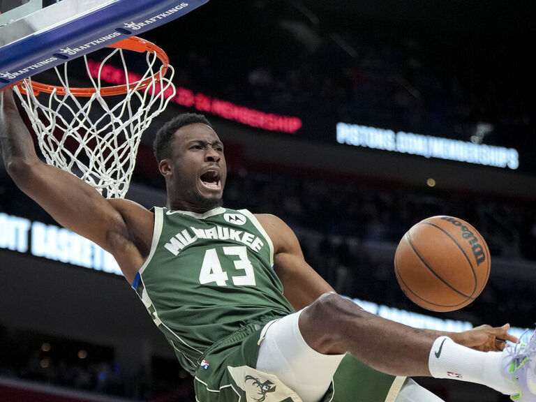 Thanasis Antetokounmpo re signs with Bucks theScore