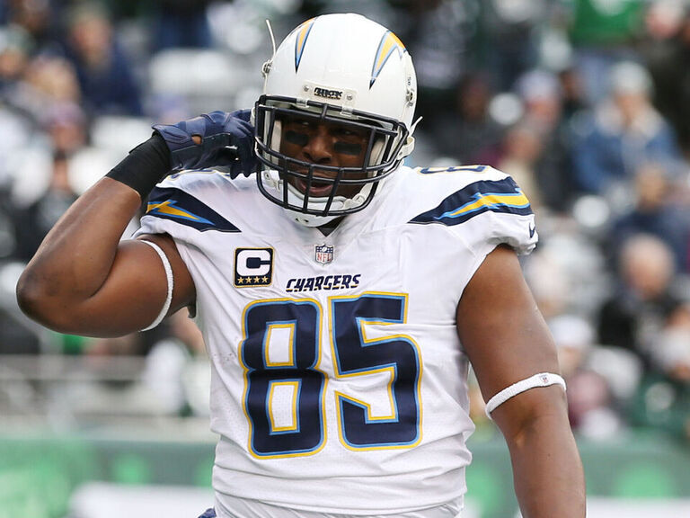 Antonio Gates sheds tears of joy as Chargers welcome him to team's HOF ...