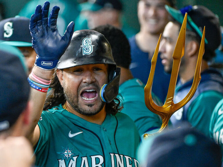 Red-hot Mariners sweep Astros for 6th straight win | theScore.com