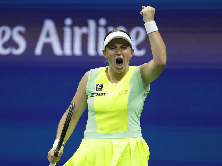 Ostapenko remains unbeaten vs. Swiatek, ends her US Open title defense | theScore.com