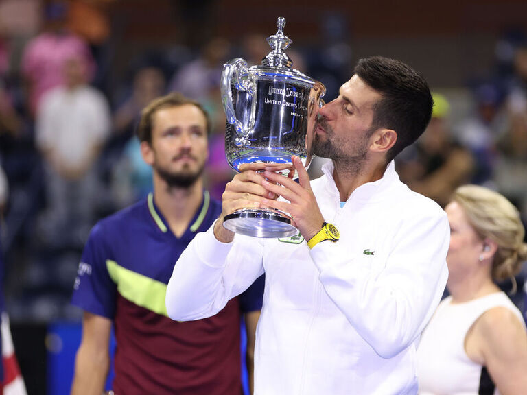 Djokovic beats Medvedev in US Open final for record-tying 24th Grand Slam | theScore.com
