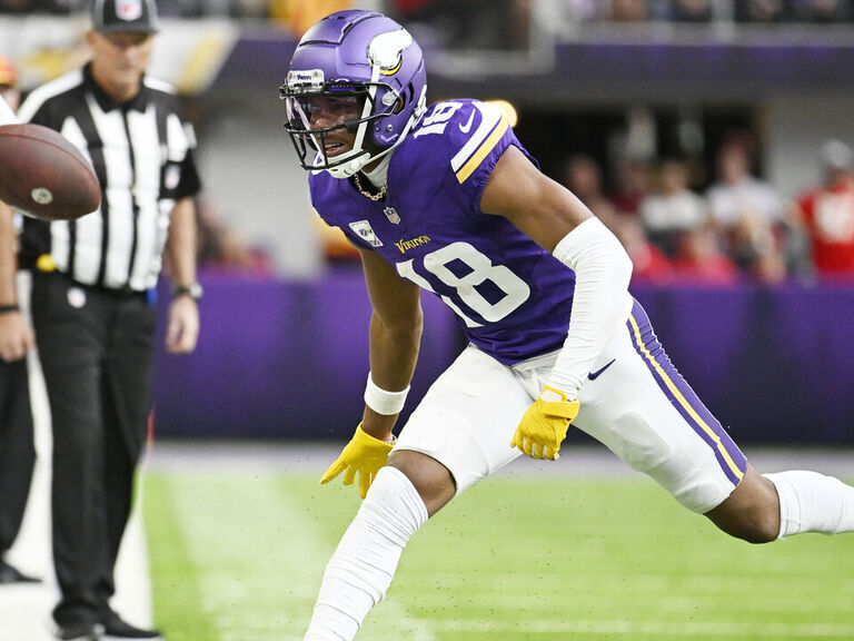 Vikings star Justin Jefferson leaves in 4th quarter with hamstring injury | theScore.com