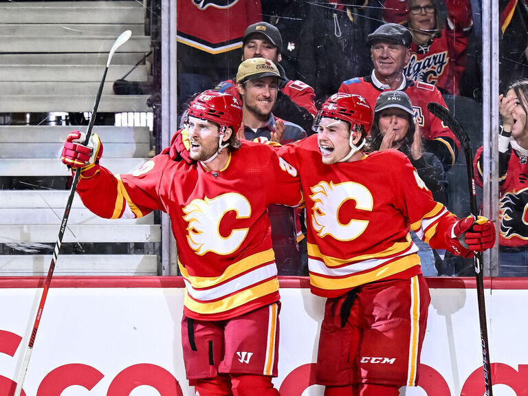 Flames rally with 3 goals in third to top Predators | theScore.com