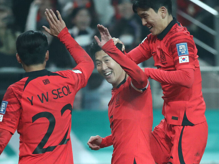 EPL rivals Son, Hwang join forces in South Korea's win over Singapore | theScore.com