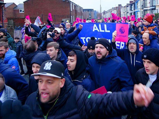 Everton fans protest 10-point deduction in 'corrupt' Premie…