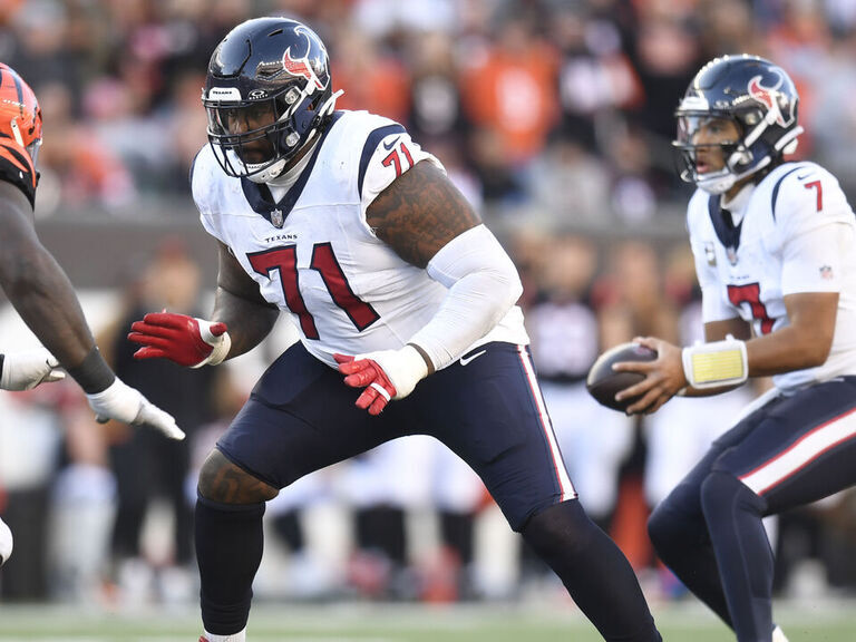 Texans' Howard done for season with knee injury | theScore.com