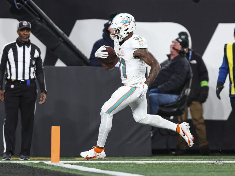 Running backs star in best bets for rare 2-game MNF slate | theScore.com