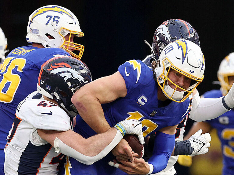 Chargers' Herbert fractures finger on throwing hand in loss to Broncos ...