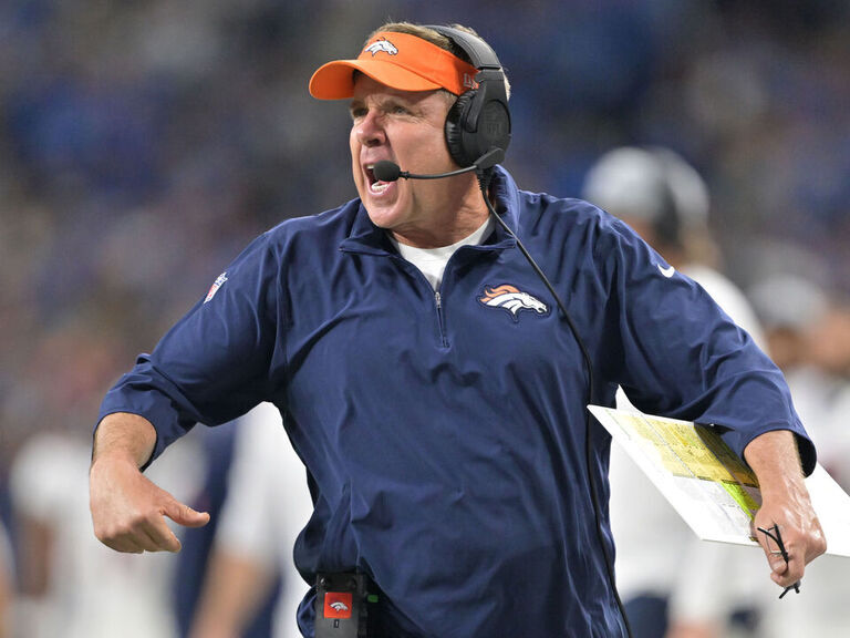 Broncos' Payton responds to critics: 'I have 2 middle fingers ...