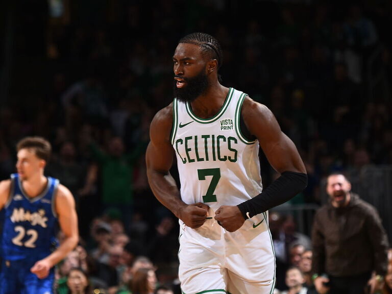 Brown's big 4th quarter carries Celtics to win over Magic for 14-0 start at home | theScore.com