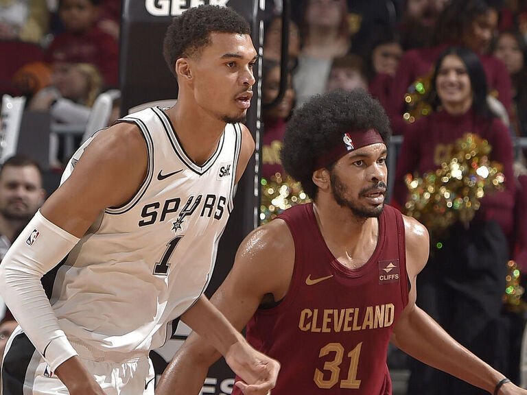 Allen's 7th straight double-double helps Cavs hold off Spurs | theScore.com
