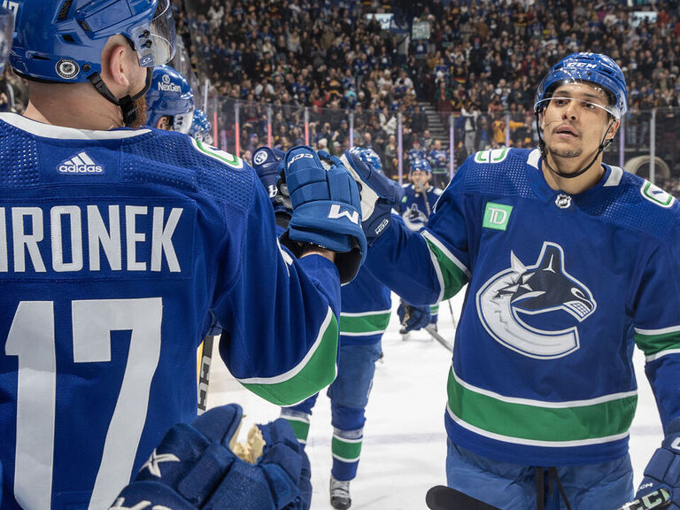 Canucks beat Coyotes, become 1st to 30 wins | theScore.com
