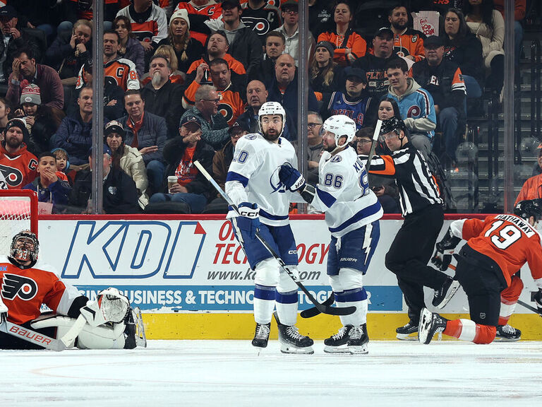 Kucherov's hat trick powers Lightning past Flyers | theScore.com