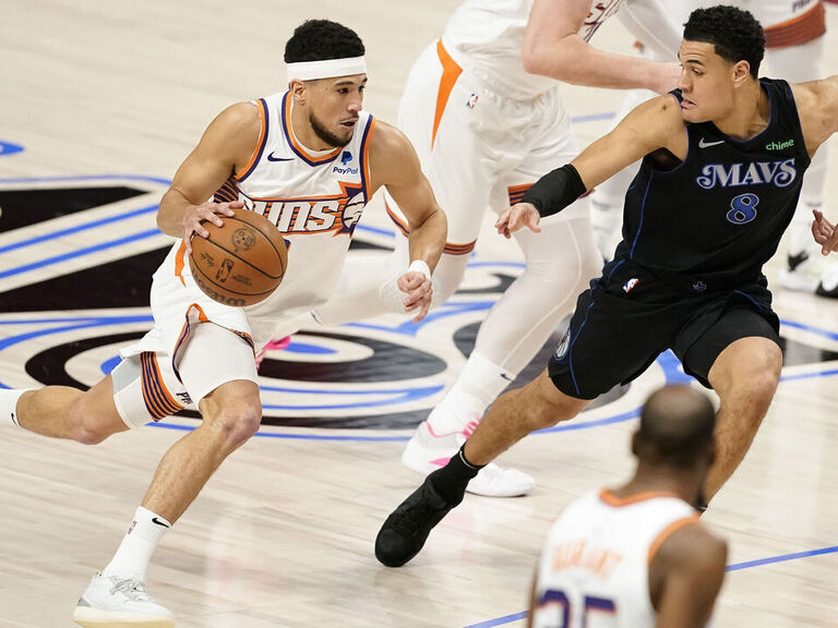 Booker drops 46 as Suns beat Mavs for 7th straight win | theScore.com