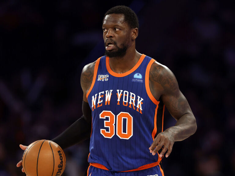 Report: Knicks' Randle dislocates shoulder vs. Heat | theScore.com