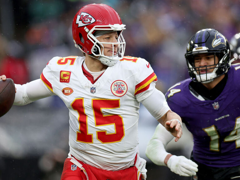 Mahomes: Comparison to Nebraska's Raiola means 'I'm getting a little ...