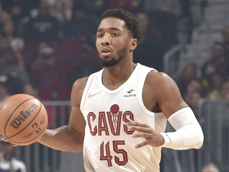 Mitchell scores 29 as red-hot Cavs dominate Kings for 6th straight win ...