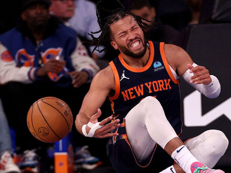 Brunson hurt after landing awkwardly; status uncertain | theScore.com