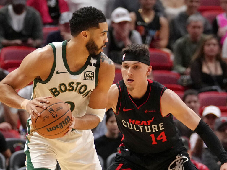 Tatum drops 26, Celtics withstand late rally to beat Heat | theScore.com