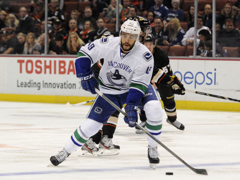 Canucks sign F Darren Archibald, F Brandon DeFazio | theScore.com