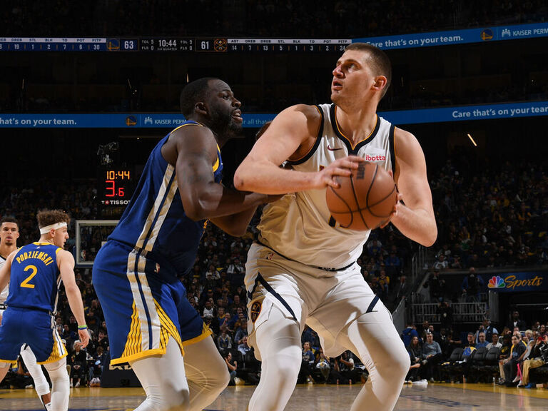 Jokic drops 32 in 3rd straight triple-double as Nuggets stymie Warriors | theScore.com