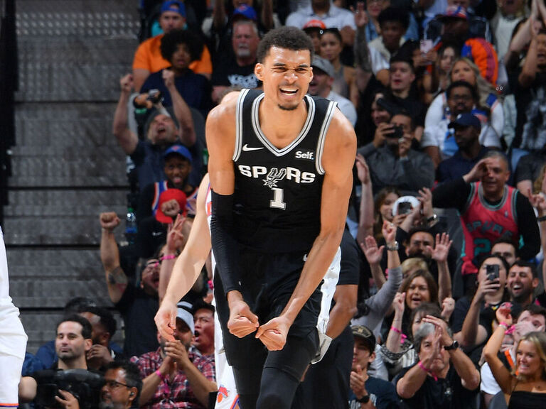 Wemby posts 40-20, guides Spurs past Knicks in OT thriller | theScore.com