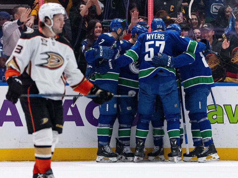 Canucks reach 100 points with win over slumping Ducks | theScore.com
