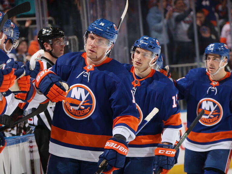 Islanders rally for key victory over Blackhawks | theScore.com