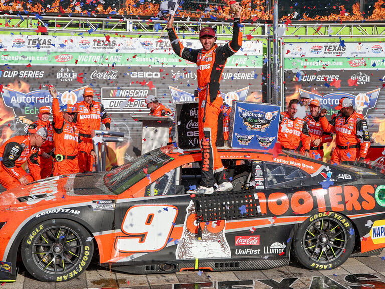 Elliott ends 42-race winless streak with OT victory at Texas | theScore.com