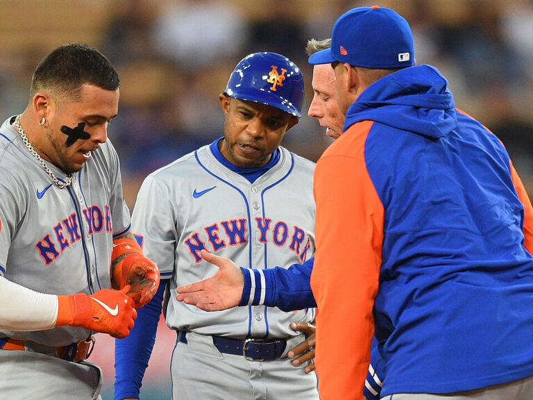 Mets place Alvarez on IL with sprained thumb | theScore.com