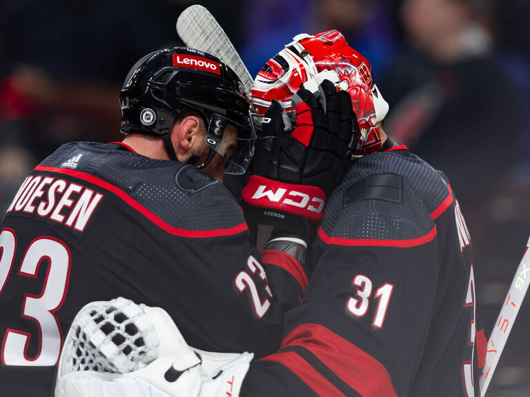 Noesen, Andersen help Canes defeat Isles to open series | theScore.com