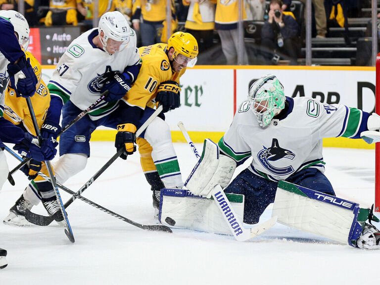 DeSmith shines, Canucks take Game 3 with only 12 shots | theScore.com