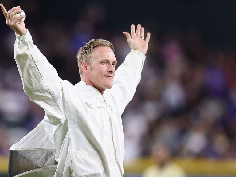 Beekeeper receives MVP chants for saving D-Backs game | theScore.com