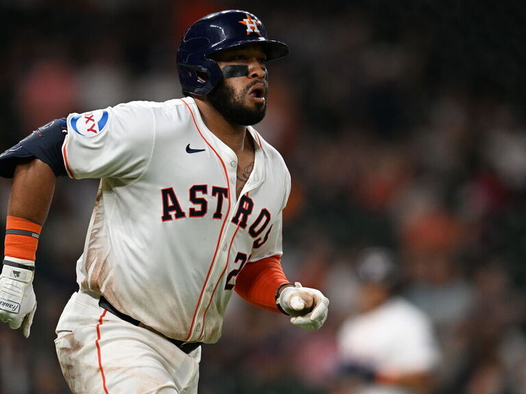 Singleton powers surging Astros to victory over Guardians | theScore.com