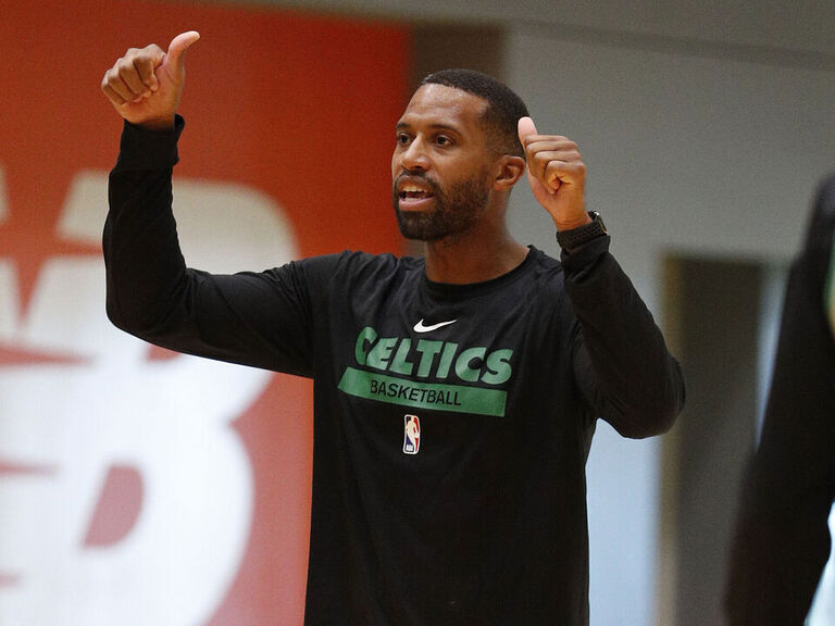 Hornets hire Celtics assistant Lee as head coach | theScore.com