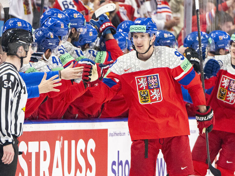 Necas' 4-point game leads Czechia past Sweden in semis | theScore.com