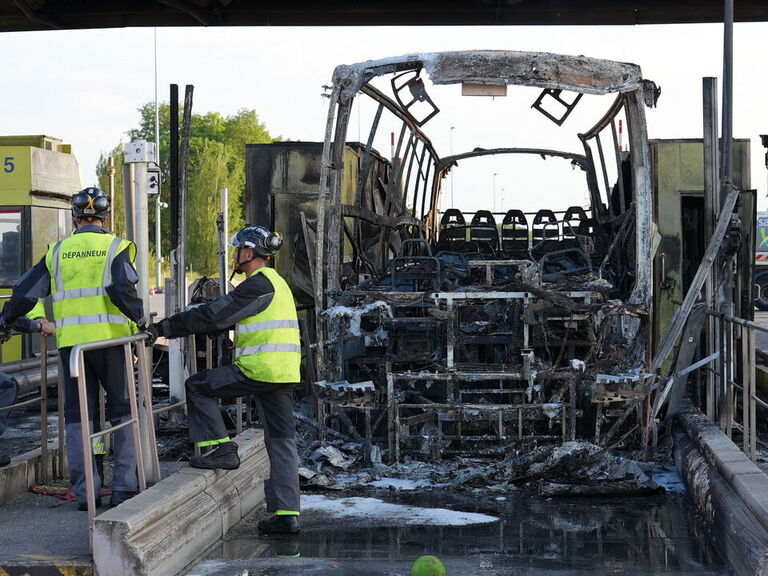 Buses set on fire after PSG and Lyon fans clash en route to cup final ...