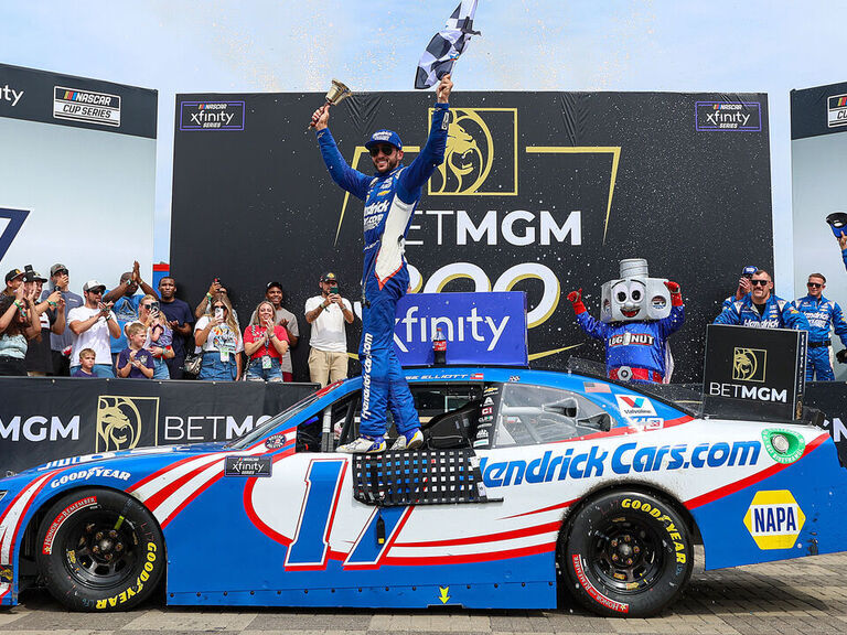 Elliott wins 1st NASCAR Xfinity Series race since 2016 | theScore.com