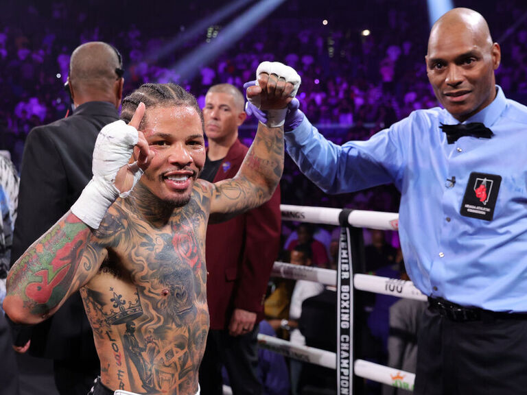 Davis brutally KOs Martin to retain WBA lightweight title | theScore.com