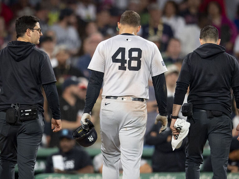 Yankees' Rizzo leaves with arm injury after collision | theScore.com