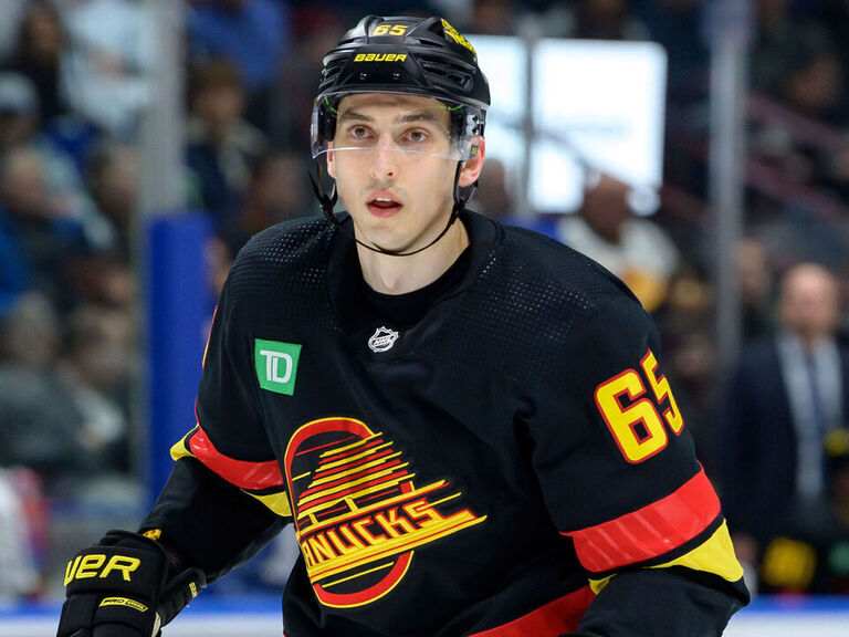 Canucks trade Mikheyev to Blackhawks | theScore.com