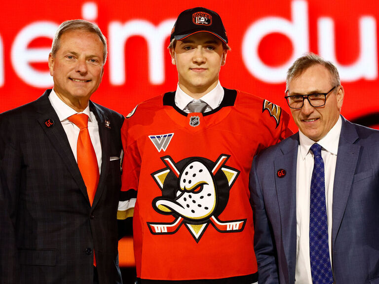 Ducks trade up to take Stian Solberg 23rd overall | theScore.com