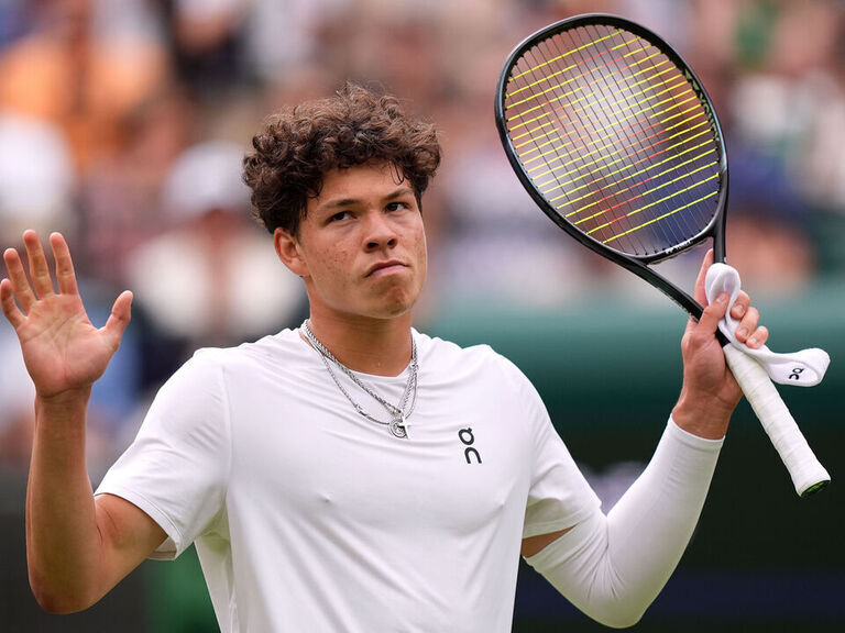 Shelton wins 5-setter to match dad at Wimbledon: 'We're back, Big Dog ...