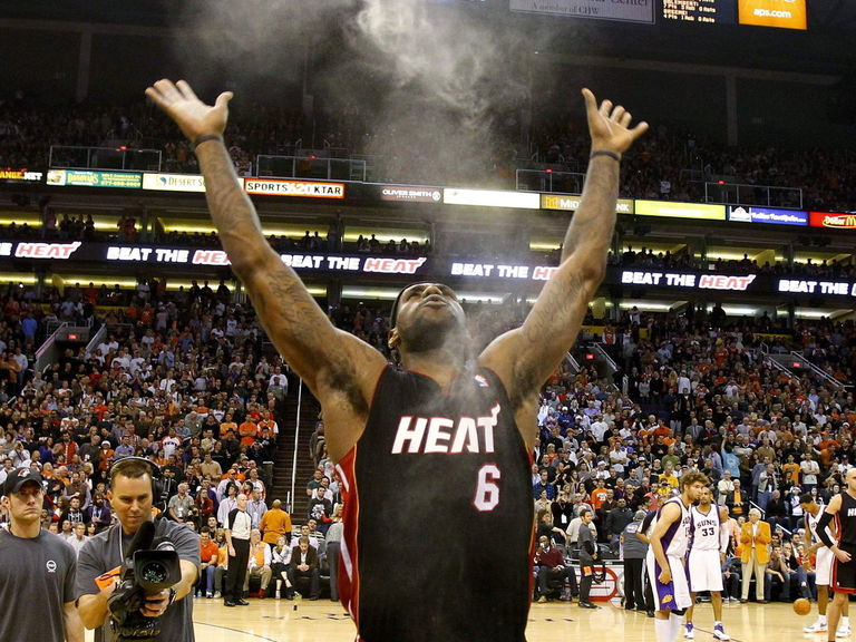 PHOTO: LeBron to bring back chalk toss celebration | theScore.com