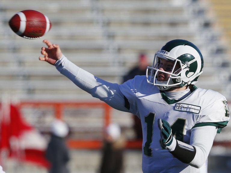 VIDEO: Canadian college football player slams into goalpost | theScore.com
