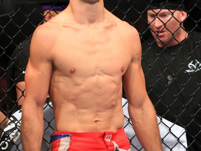 UFC 178: Cerrone chops down Alvarez with leg kicks | theScore.com