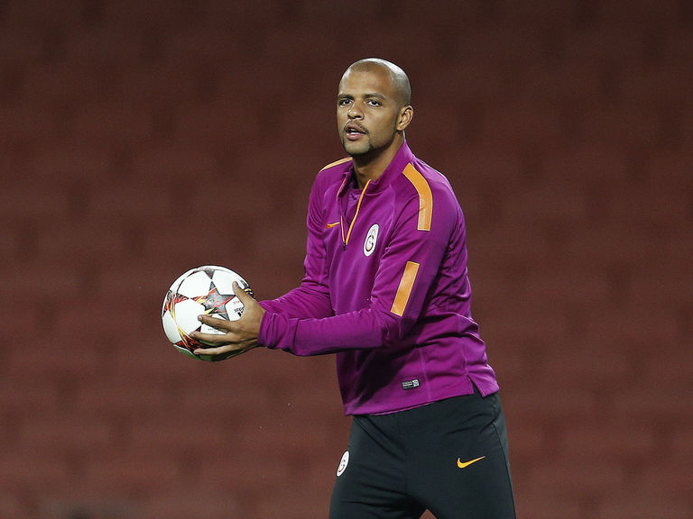 VIDEO: Felipe Melo with horrific two-footed tackle of Alexis Sanchez ...