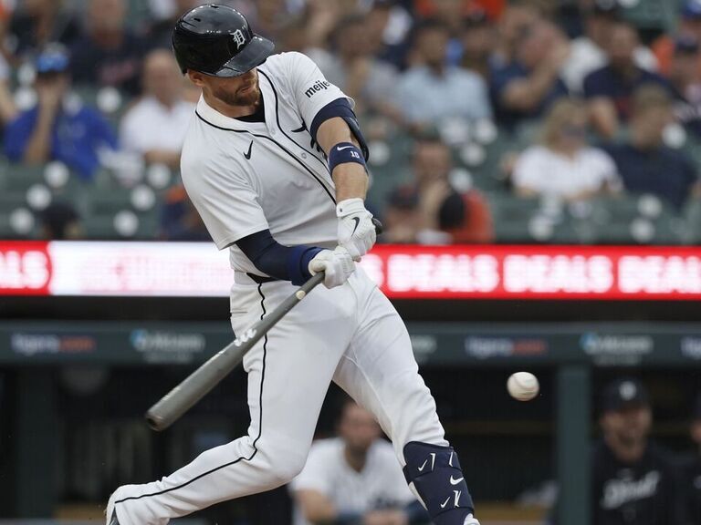 Cubs sign veteran catcher Kelly to 2-year deal reportedly worth $11.5M ...